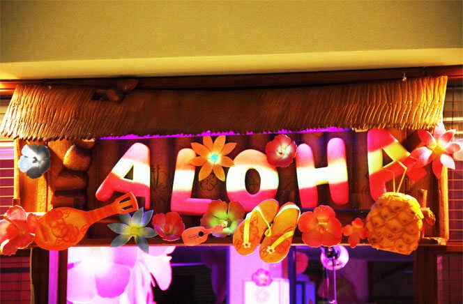 escenografia-fiesta-hawaina-aloha-chanclas-guitarra-flores-piña ...